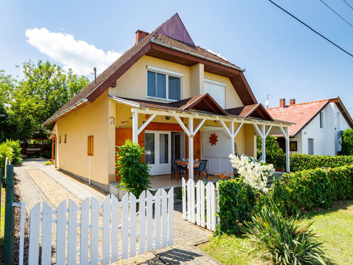 70 M² Ferienhaus ∙ 2 Schlafzimmer ∙ 5 Gäste - Balatonszárszó