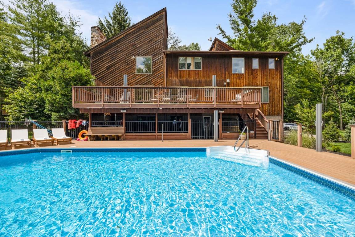 House ∙ 7 Bedrooms ∙ 14 Guests - Mahwah, NJ