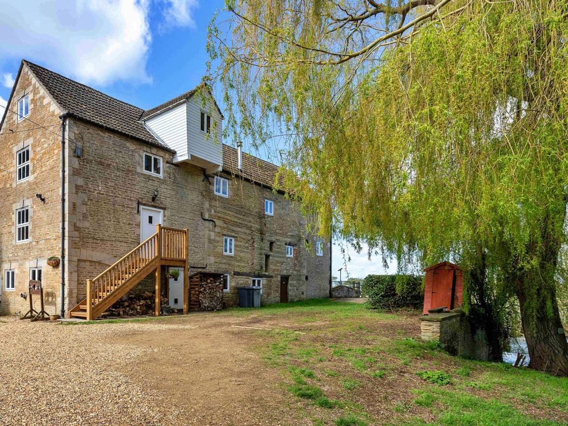 250 M² House ∙ 1 Bedroom ∙ 8 Guests - Bourne