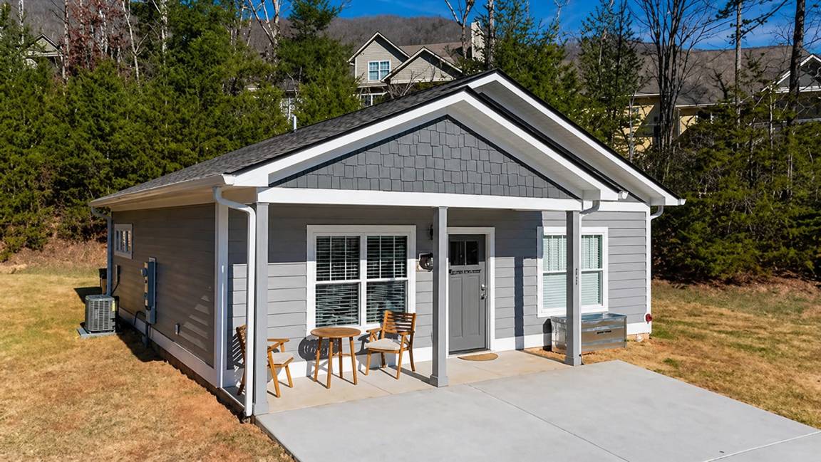 House ∙ 2 Bedrooms ∙ 4 Guests - Black Mountain, NC