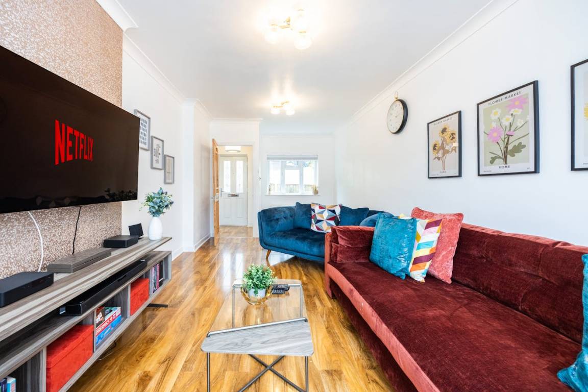 96 M² House ∙ 4 Bedrooms ∙ 8 Guests - Redhill