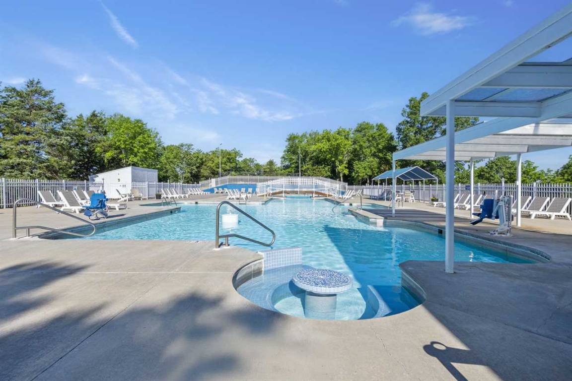 Bungalow ∙ 2 Bedrooms ∙ 6 Guests - Missouri
