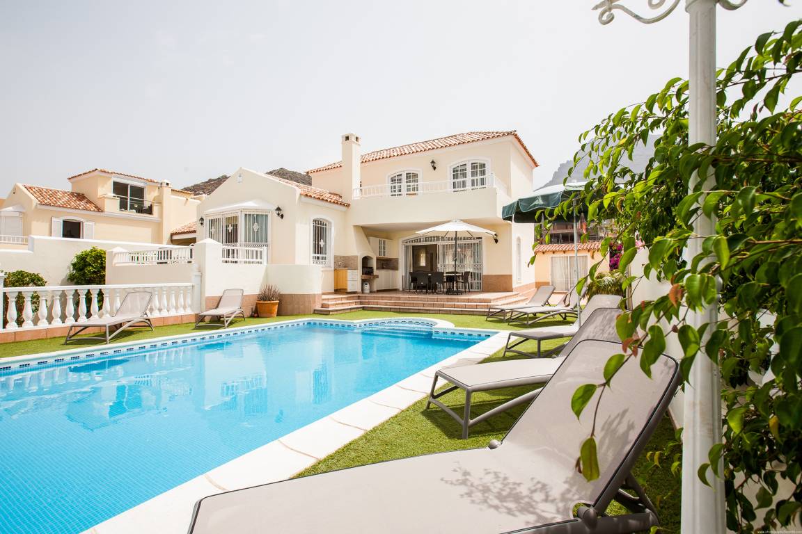 140 M² Villa ∙ 4 Bedrooms ∙ 8 Guests - Costa Adeje