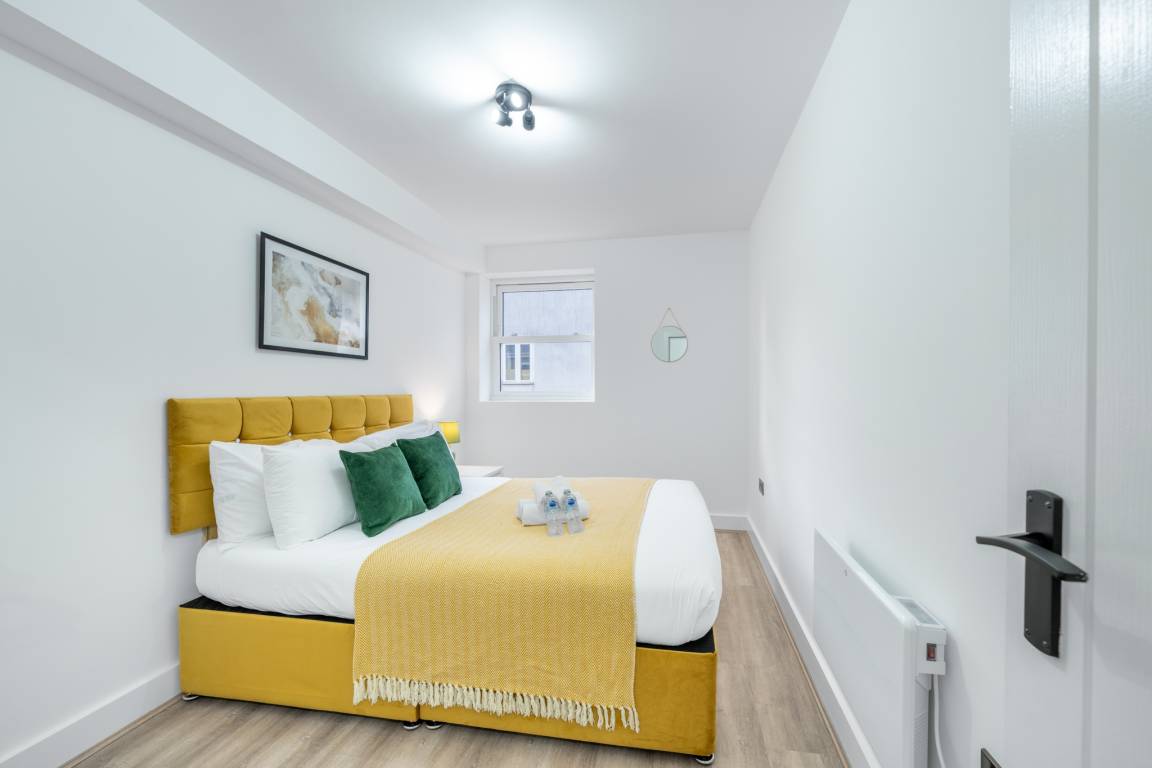 695 M² Apartment ∙ 3 Bedrooms ∙ 8 Guests - Ilford
