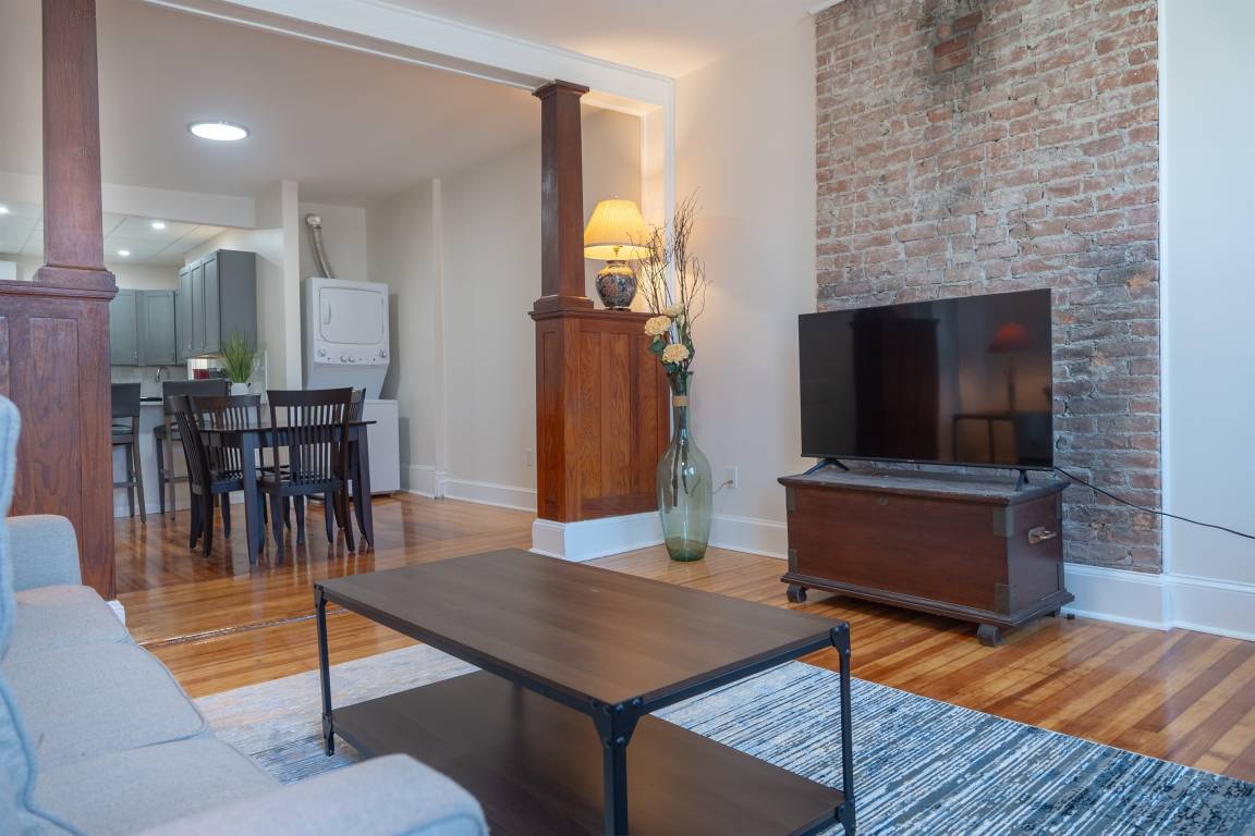 93 M² Apartment ∙ 2 Bedrooms ∙ 4 Guests - Albany, NY