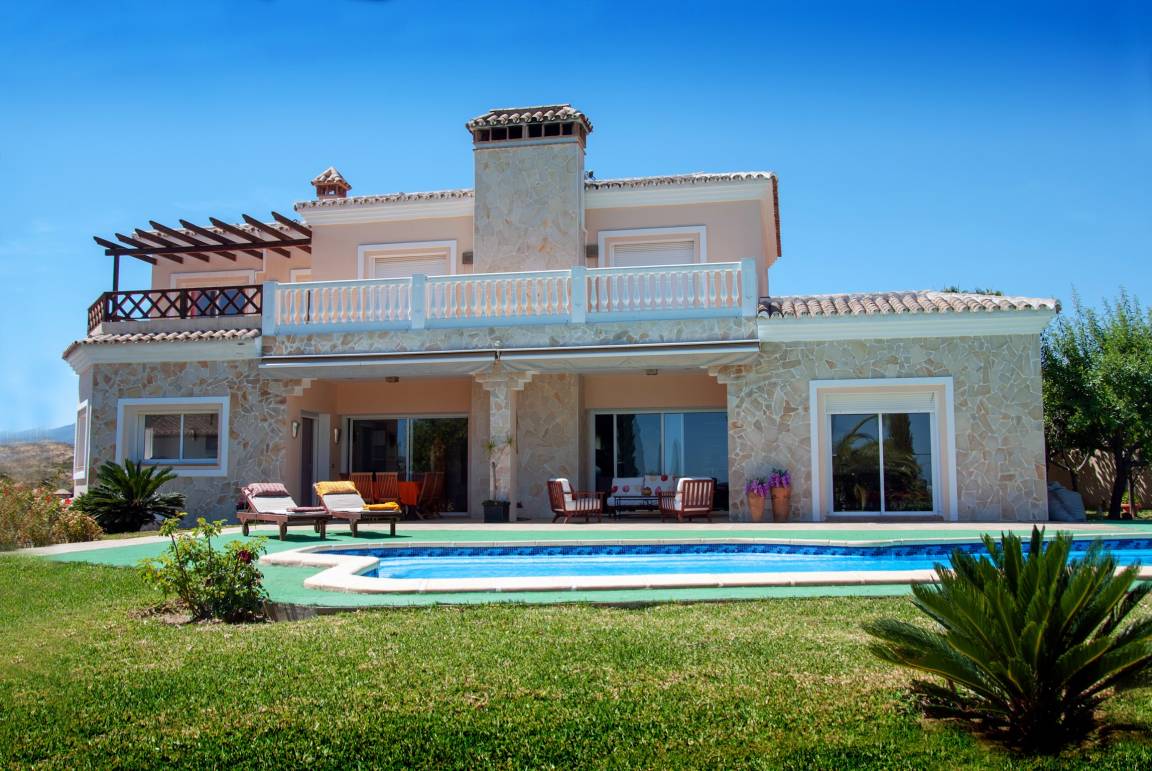 300 M² Villa ∙ 5 Bedrooms ∙ 1 Guest - Mijas