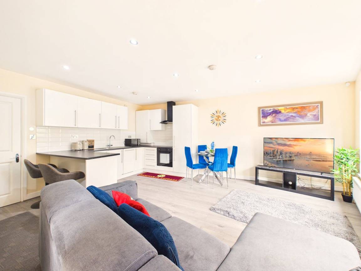 65 M² House ∙ 2 Bedrooms ∙ 5 Guests - Watford