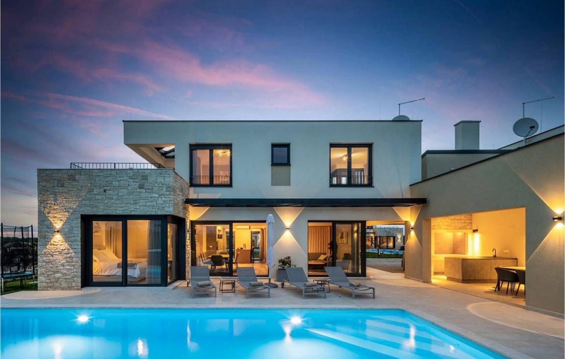 230 M² House ∙ 4 Bedrooms ∙ 10 Guests - Novigrad
