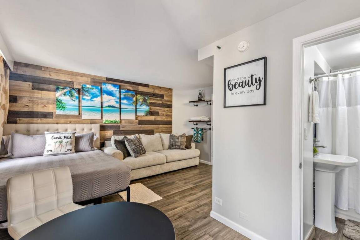 Apartment ∙ 2 Guests - Kāhala Beach, HI
