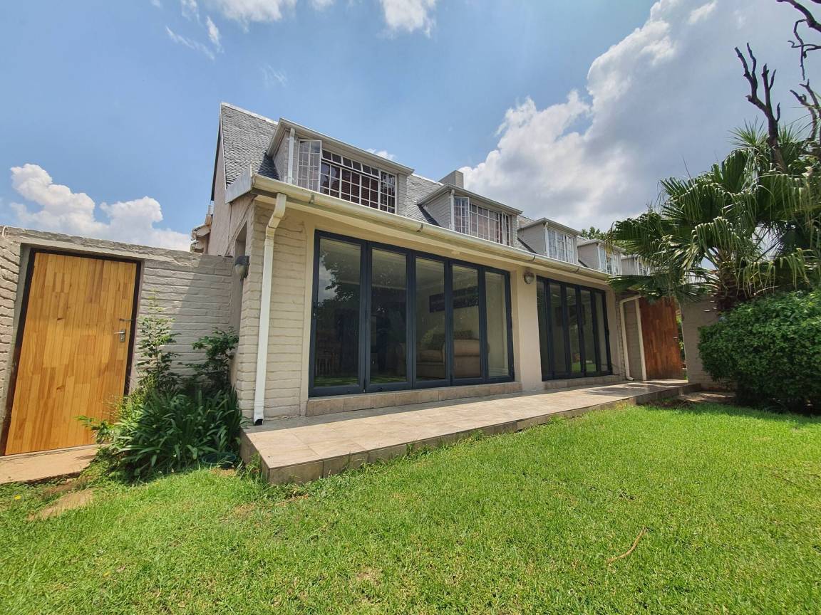 300 M² House ∙ 3 Bedrooms ∙ 6 Guests - Sandton