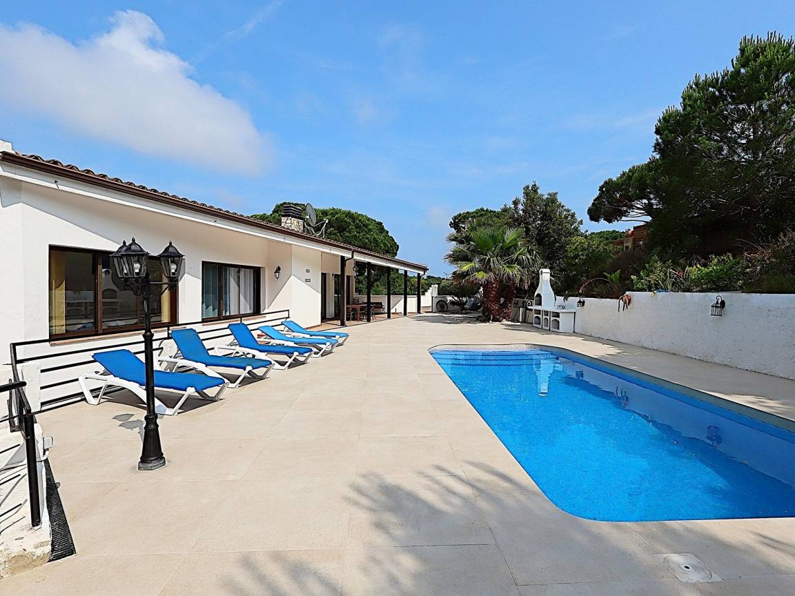300 M² Cottage ∙ 6 Bedrooms ∙ 12 Guests - Spain
