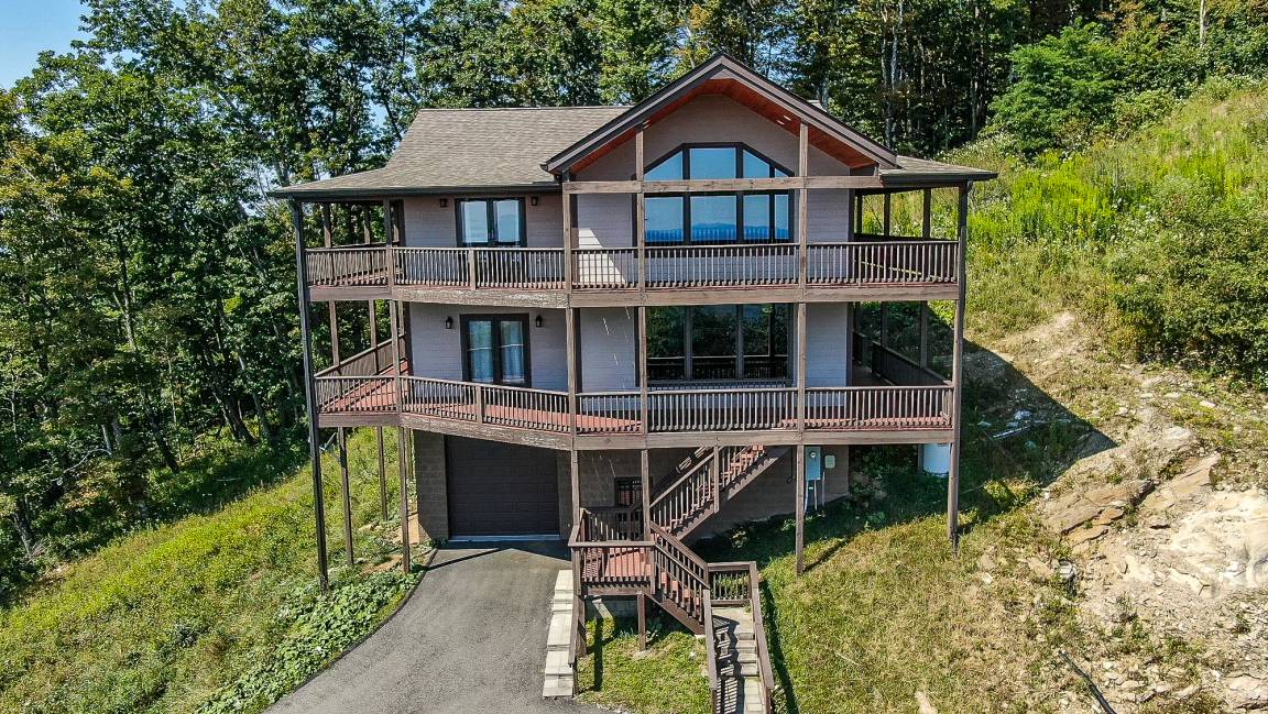 House ∙ 3 Bedrooms ∙ 8 Guests - West Jefferson, NC
