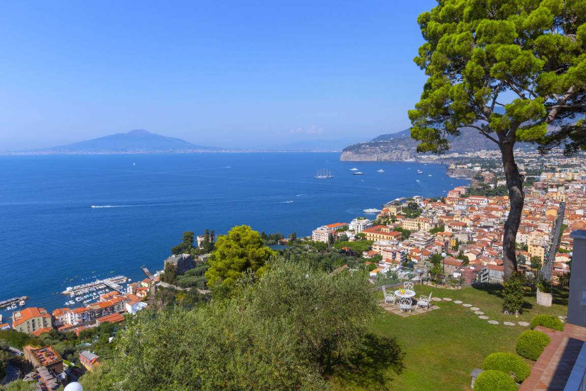 350 M² Villa ∙ 5 Bedrooms ∙ 11 Guests - Sorrento