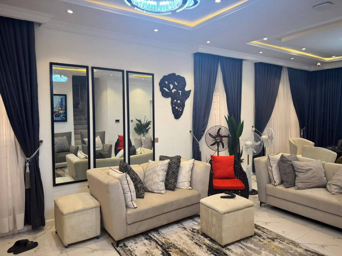 800 M² House ∙ 4 Bedrooms ∙ 5 Guests - Lagos