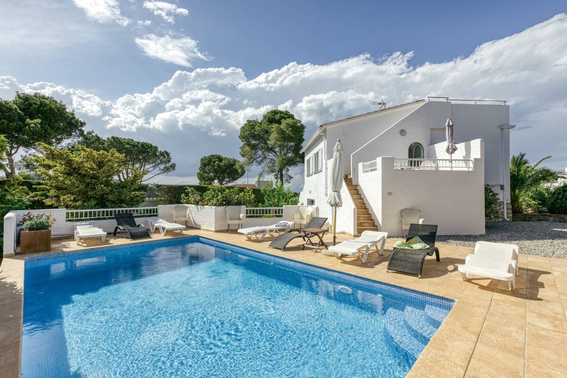 240 M² House ∙ 6 Bedrooms ∙ 12 Guests - L'Escala