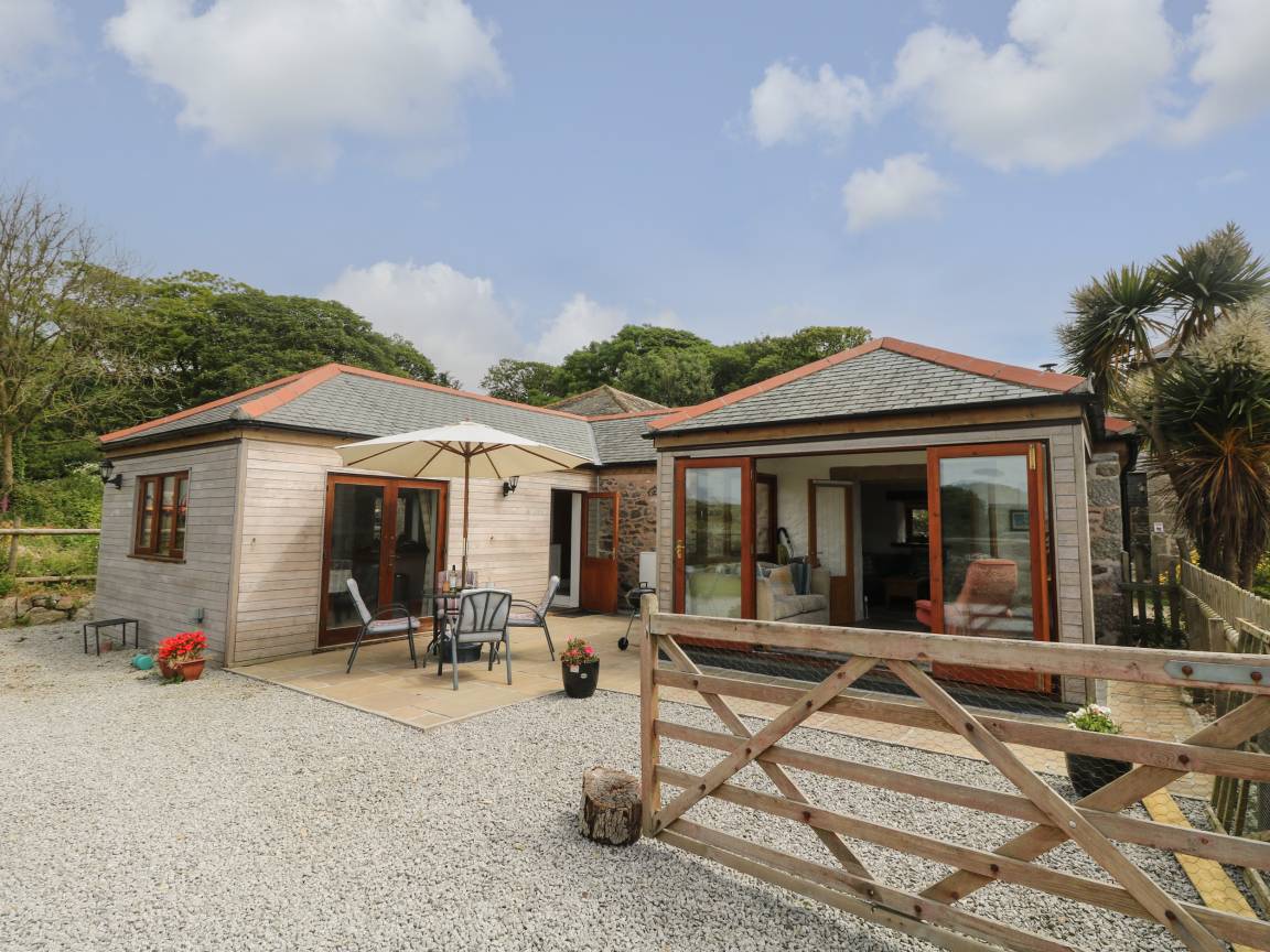 Cottage ∙ 2 Bedrooms ∙ 4 Guests - Troon