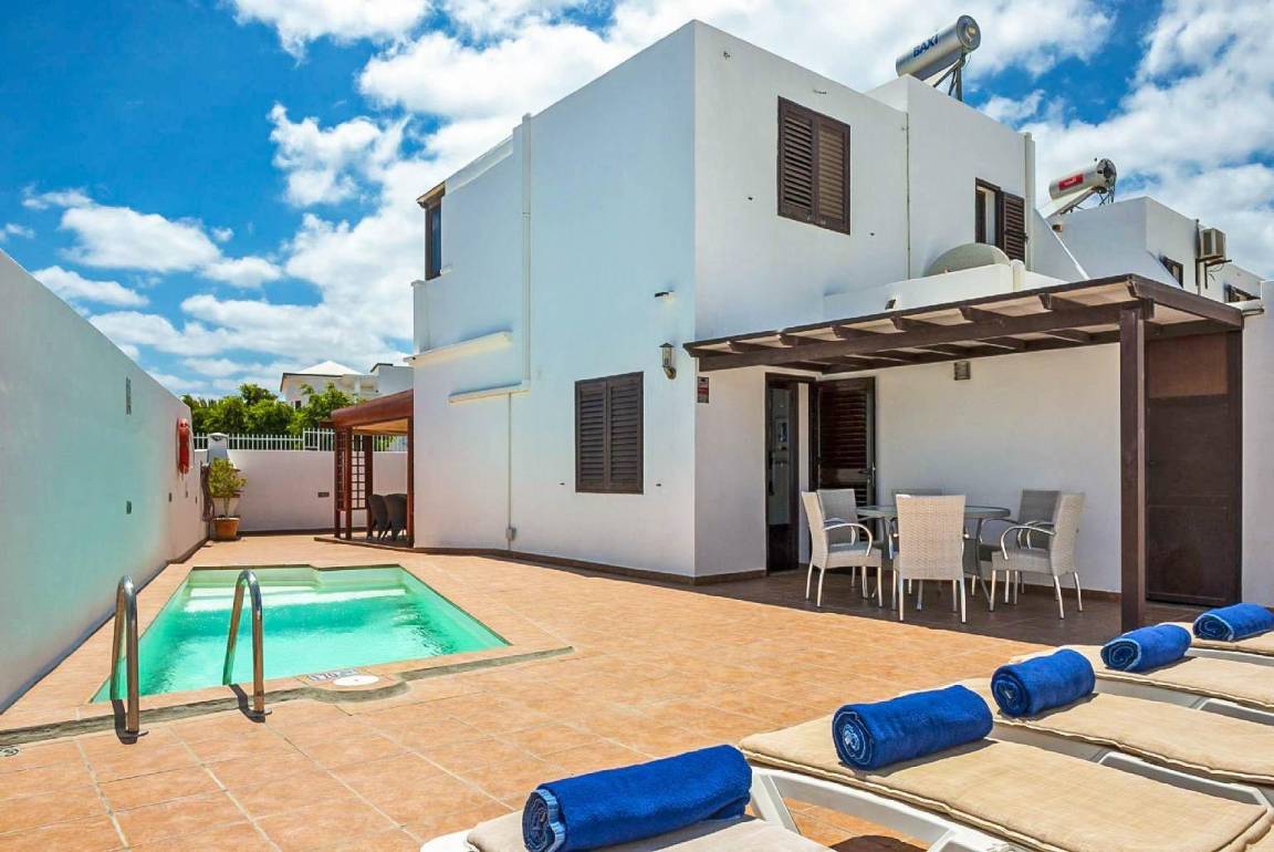200 M² Villa ∙ 4 Bedrooms ∙ 9 Guests - Puerto del Carmen