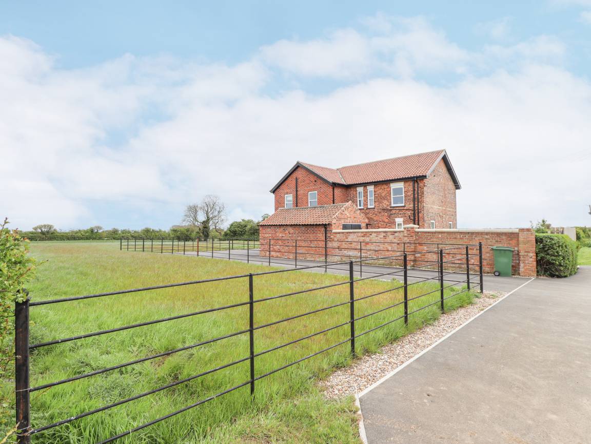 Cottage ∙ 4 Bedrooms ∙ 8 Guests - Withernsea