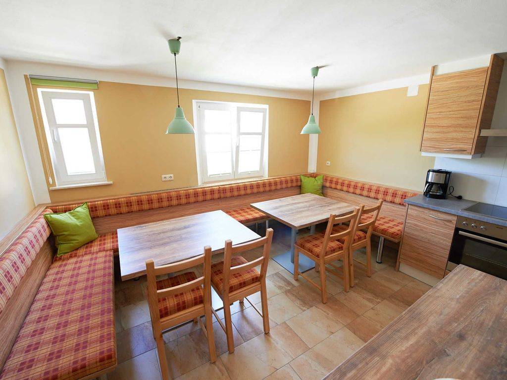 180 M² Ferienwohnung ∙ 6 Schlafzimmer ∙ 14 Gäste - Betzenstein