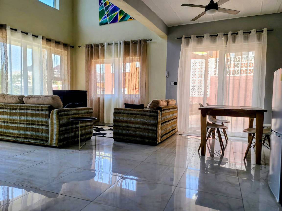 200 M² Huis ∙ 3 Slaapkamers ∙ 6 Gasten - Freetown