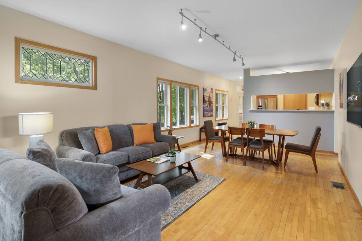 227 M² House ∙ 4 Bedrooms ∙ 8 Guests - Woodbury, MN