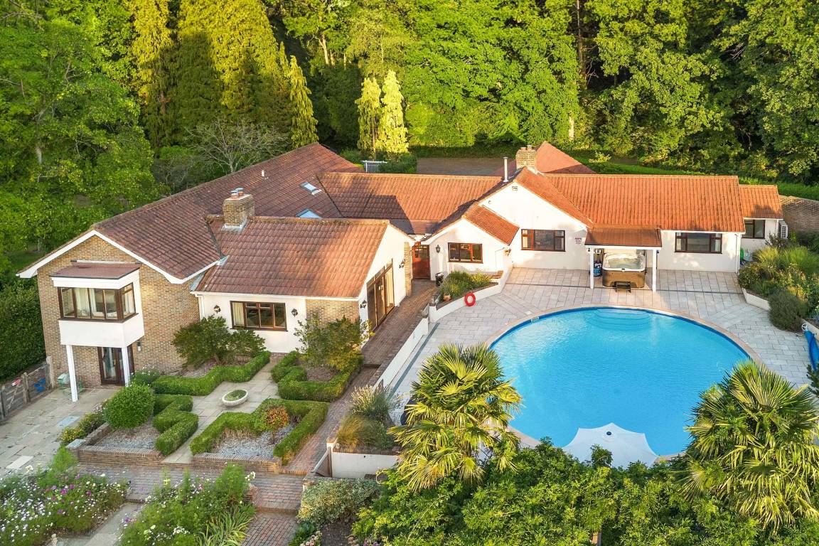 332 M² House ∙ 6 Bedrooms ∙ 11 Guests - Uckfield