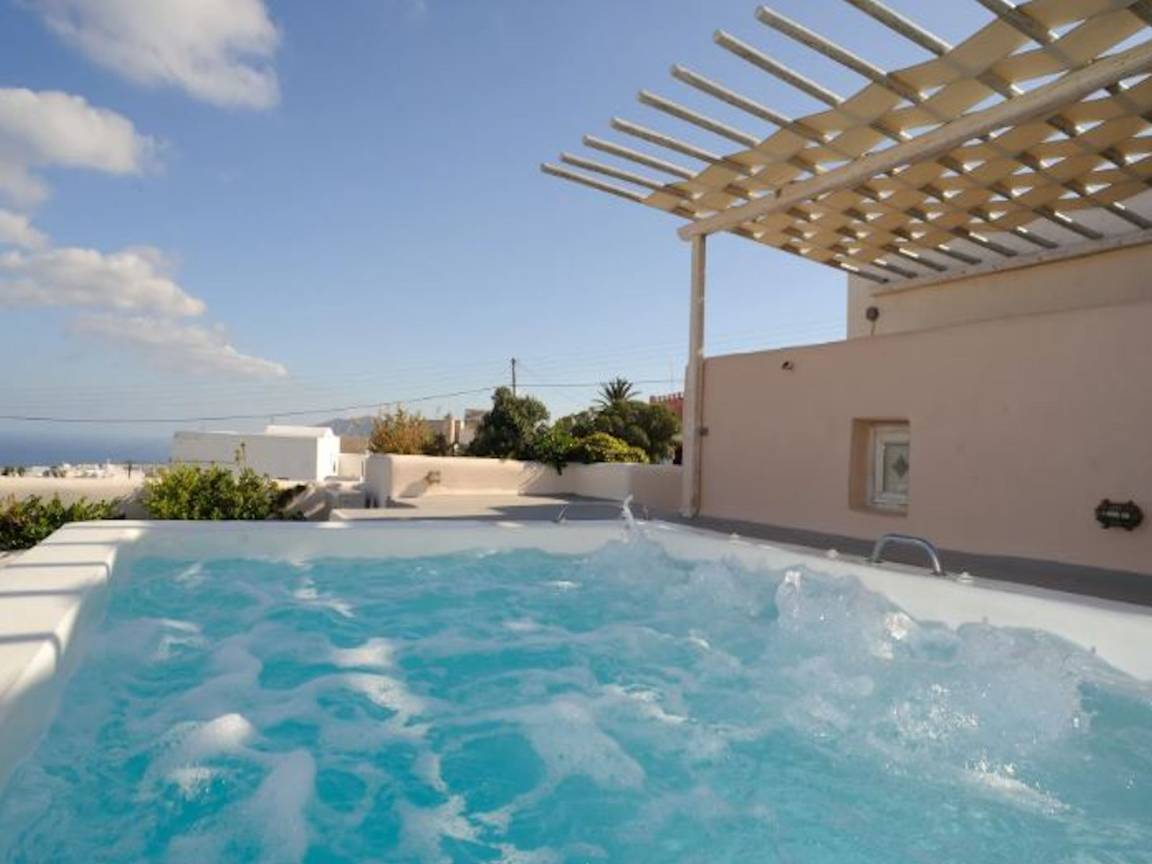Villa ∙ 4 Bedrooms ∙ 10 Guests - Santorini