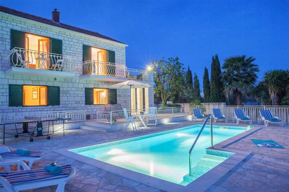 150 M² Villa ∙ 4 Makuuhuonetta ∙ 9 Vierasta - Brač