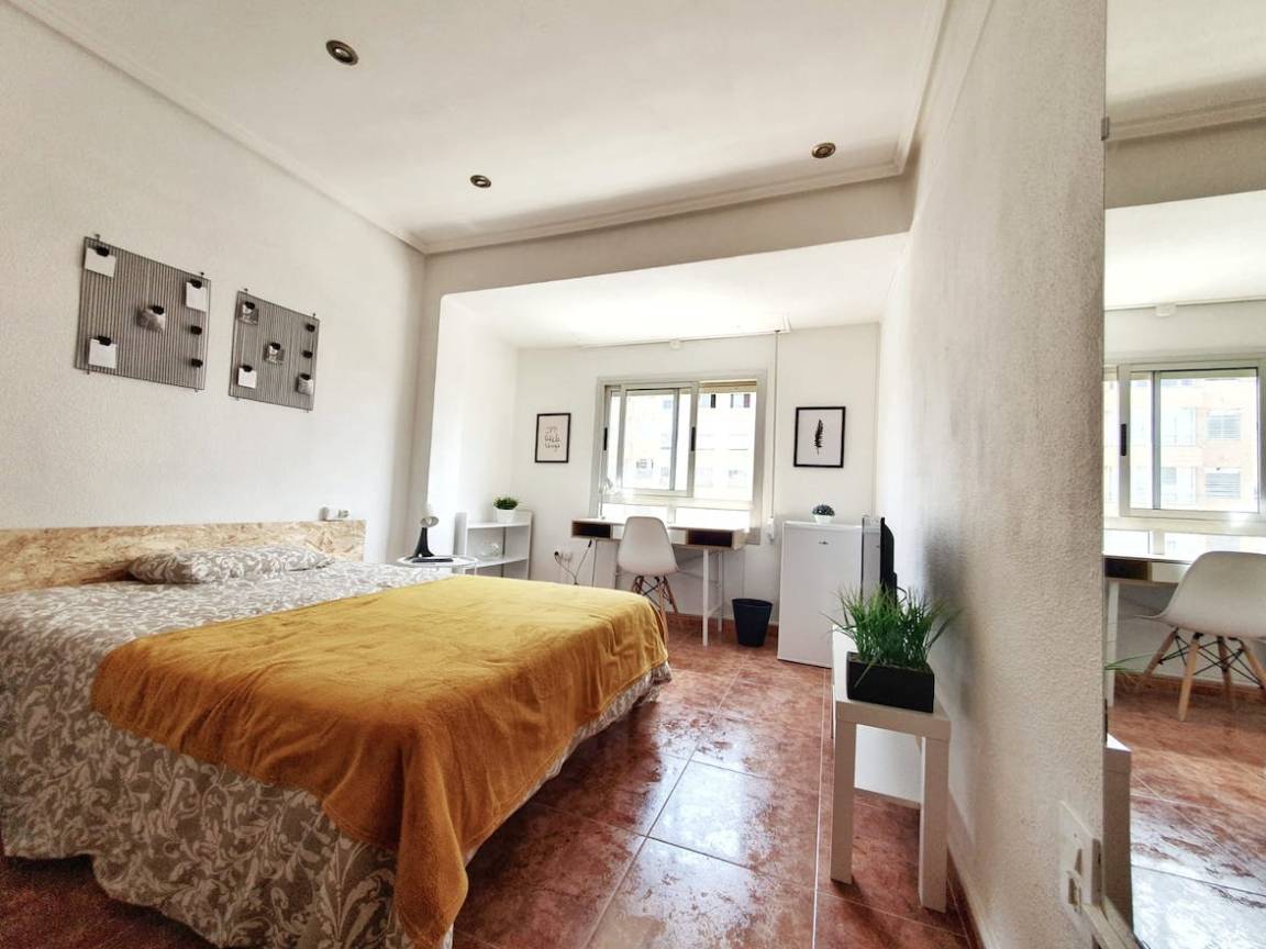 100 M² Private Room ∙ 1 Bedroom ∙ 1 Guest - Valencia