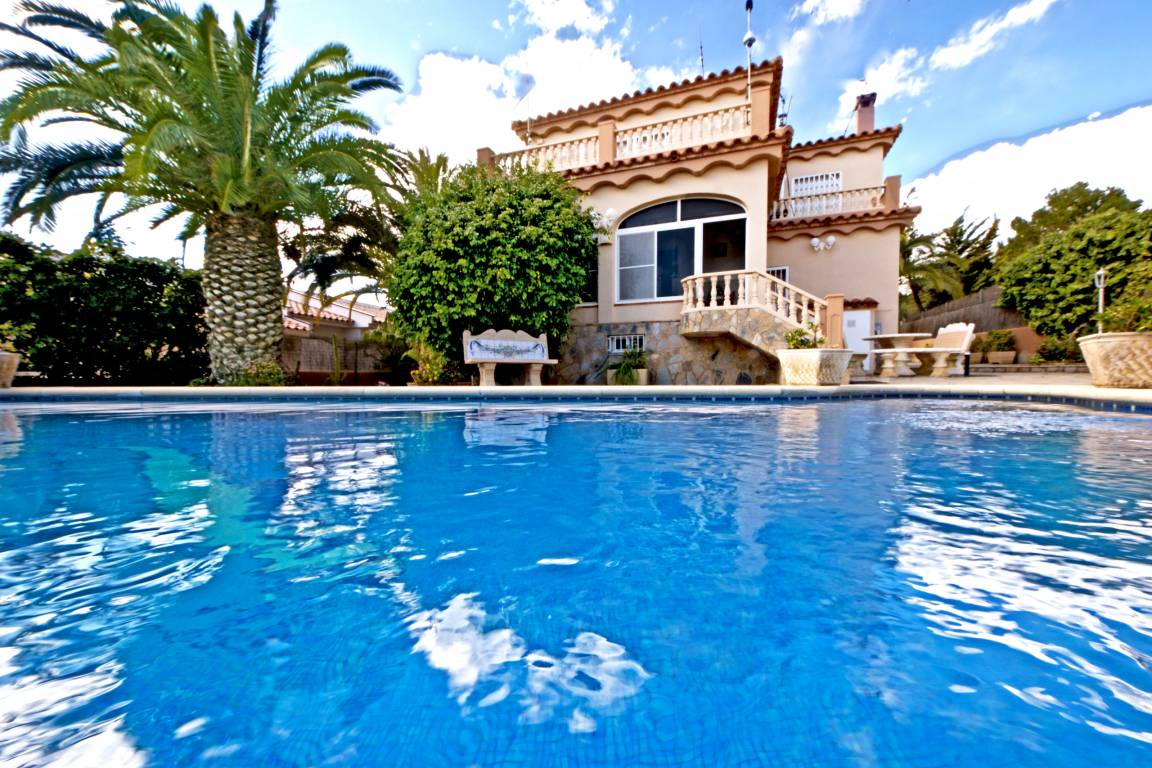 195 M² Villa ∙ 4 Bedrooms ∙ 7 Guests - L'Ampolla