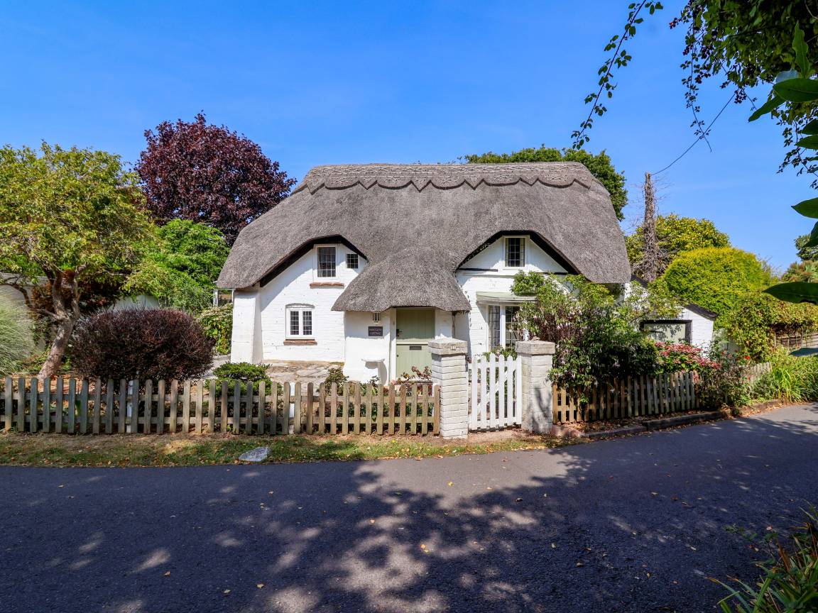 Cottage ∙ 2 Bedrooms ∙ 5 Guests - Highcliffe