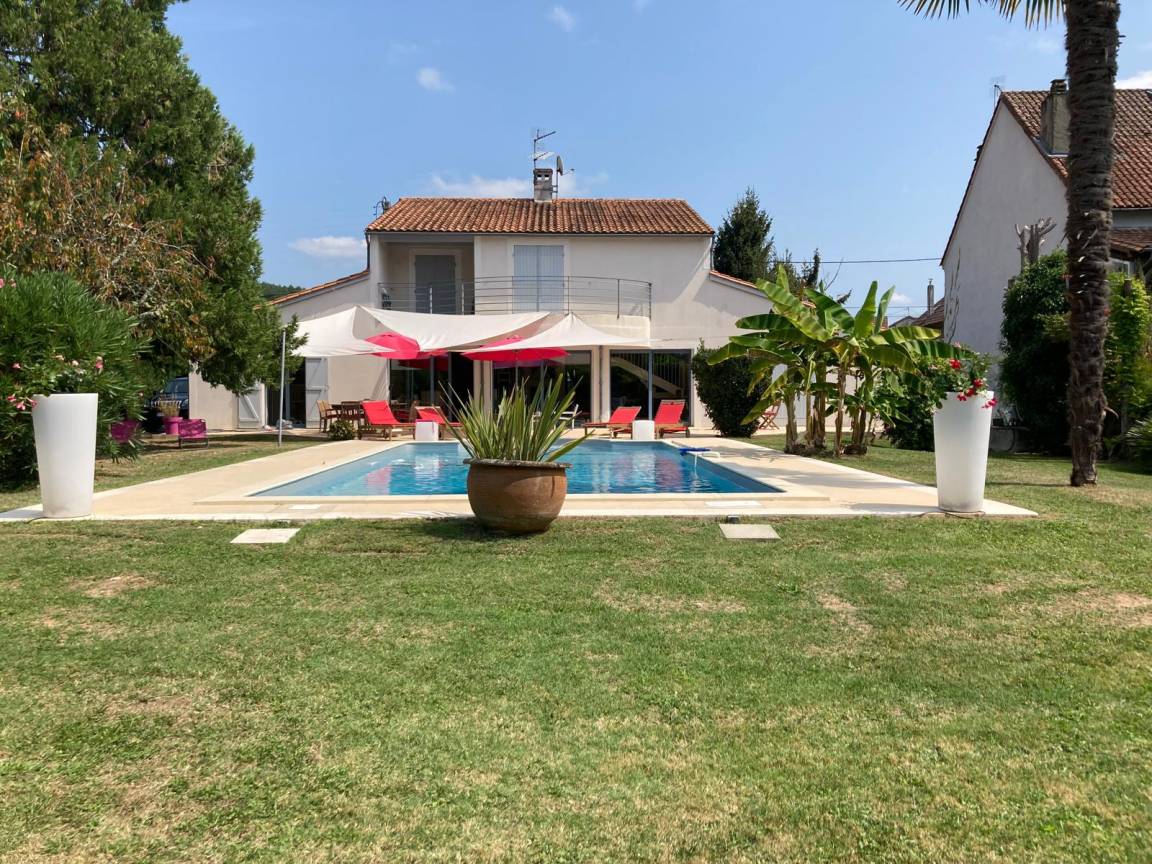 200 M² House ∙ 5 Bedrooms ∙ 10 Guests - Périgueux