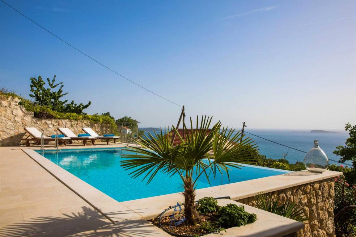 280 M² Villa ∙ 6 Makuuhuonetta ∙ 14 Vierasta - Srebreno