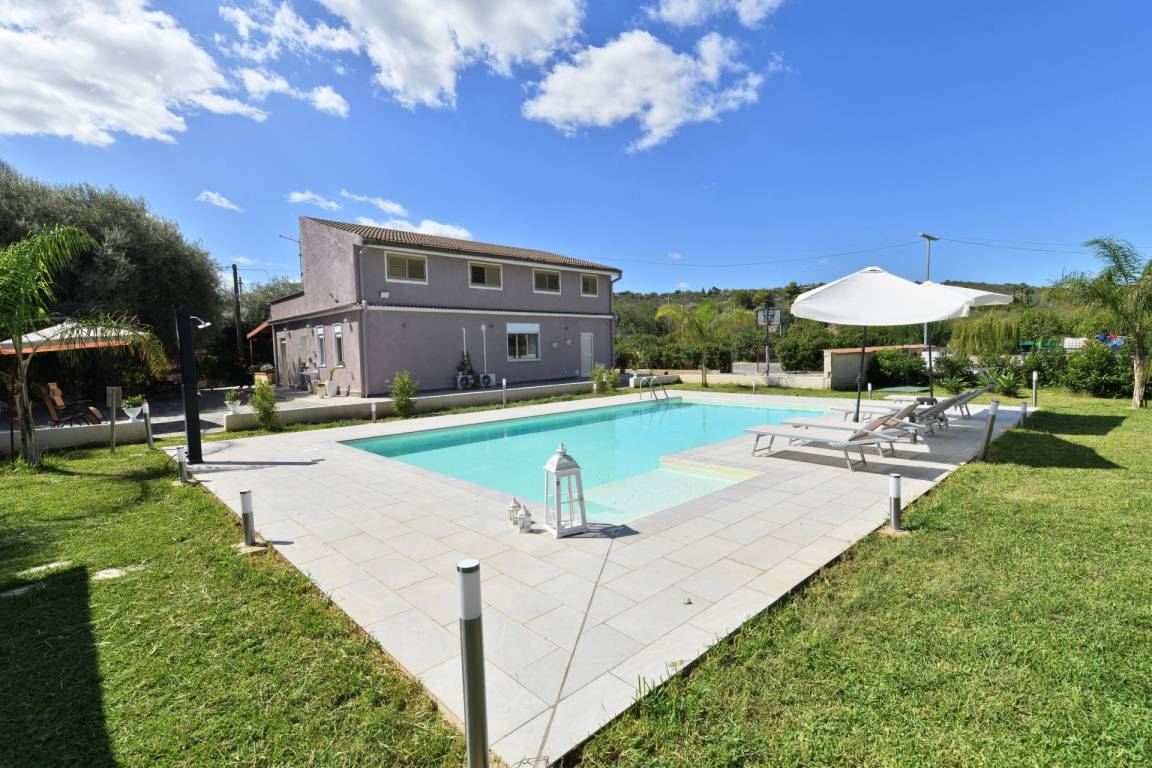 150 M² Villa ∙ 3 Bedrooms ∙ 6 Guests - Floridia