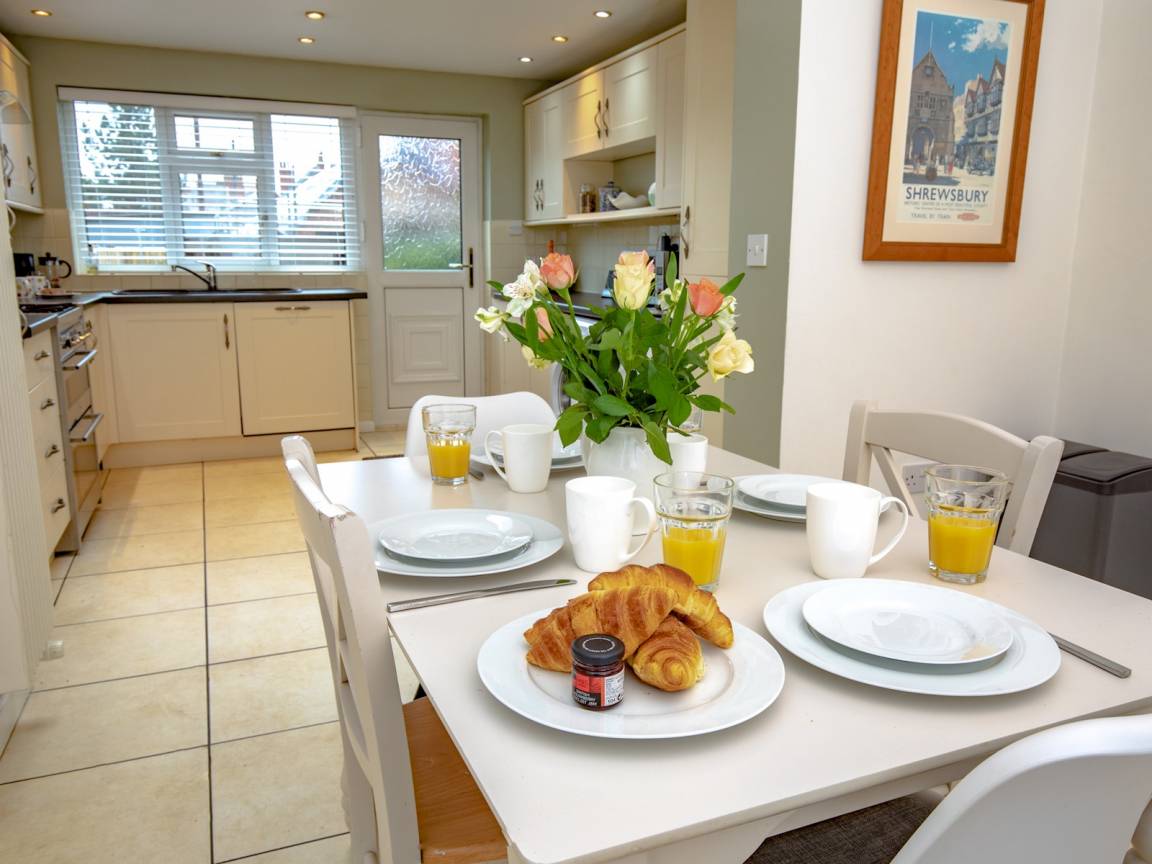 93 M² House ∙ 3 Bedrooms ∙ 5 Guests - Shrewsbury