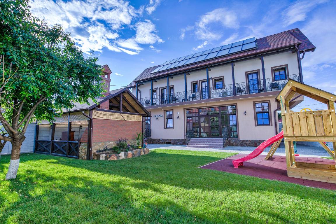 400 M² House ∙ 5 Bedrooms ∙ 12 Guests - Codlea