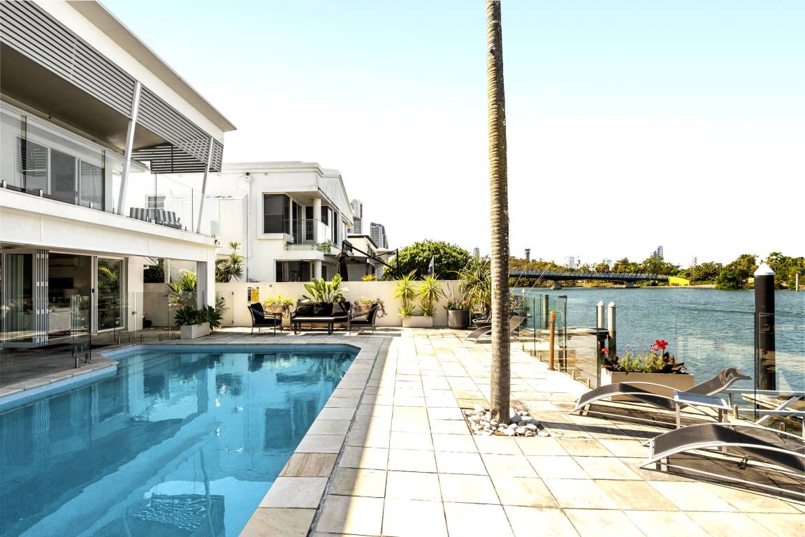285 M² House ∙ 4 Bedrooms ∙ 8 Guests - Surfers Paradise