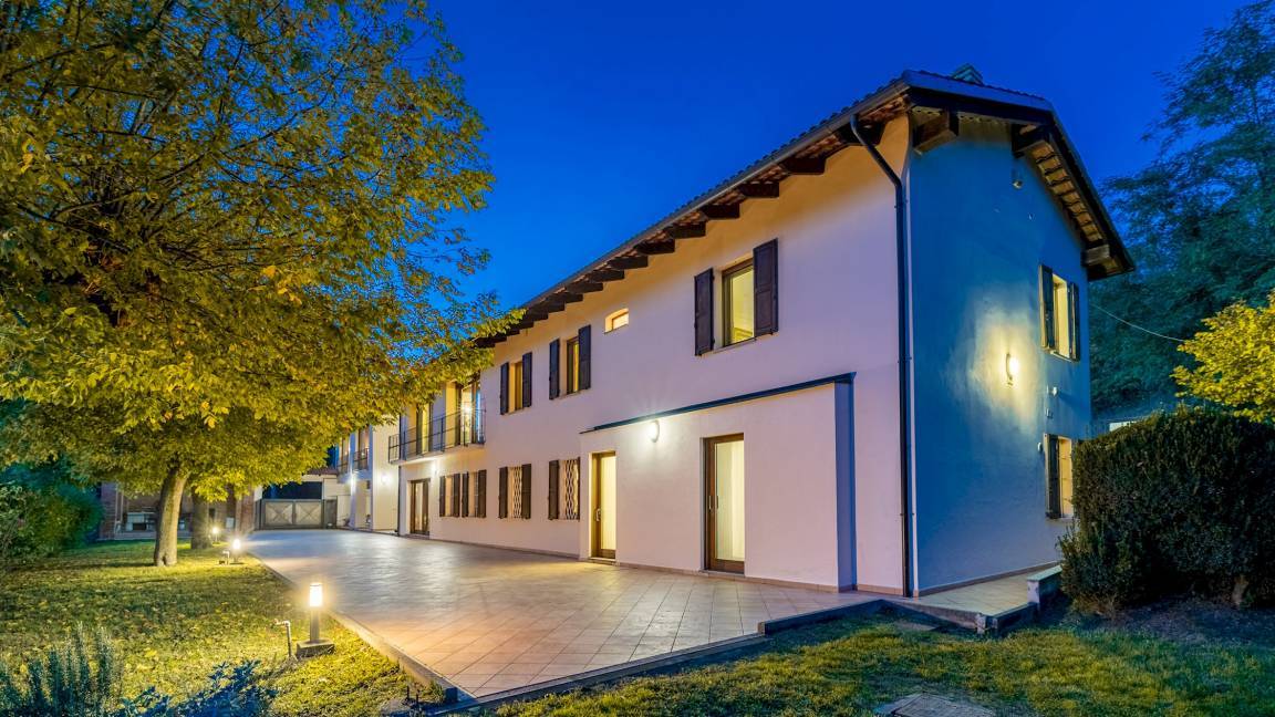 600 M² Villa ∙ 5 Bedrooms ∙ 12 Guests - Casale Monferrato