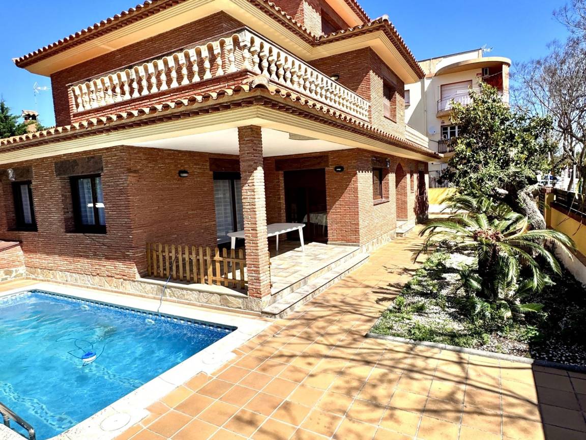 250 M² Villa ∙ 6 Bedrooms ∙ 12 Guests - Reus