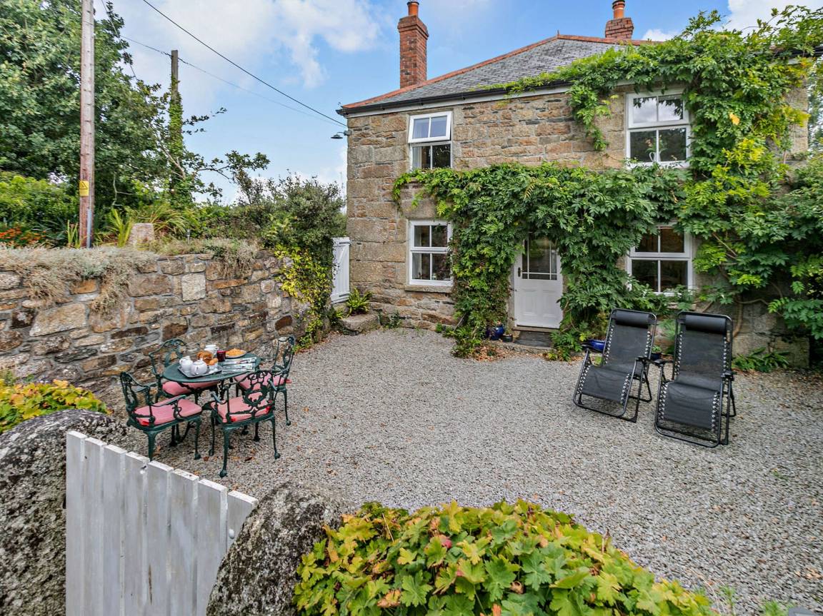 Cottage ∙ 2 Bedrooms ∙ 4 Guests - Praa Sands