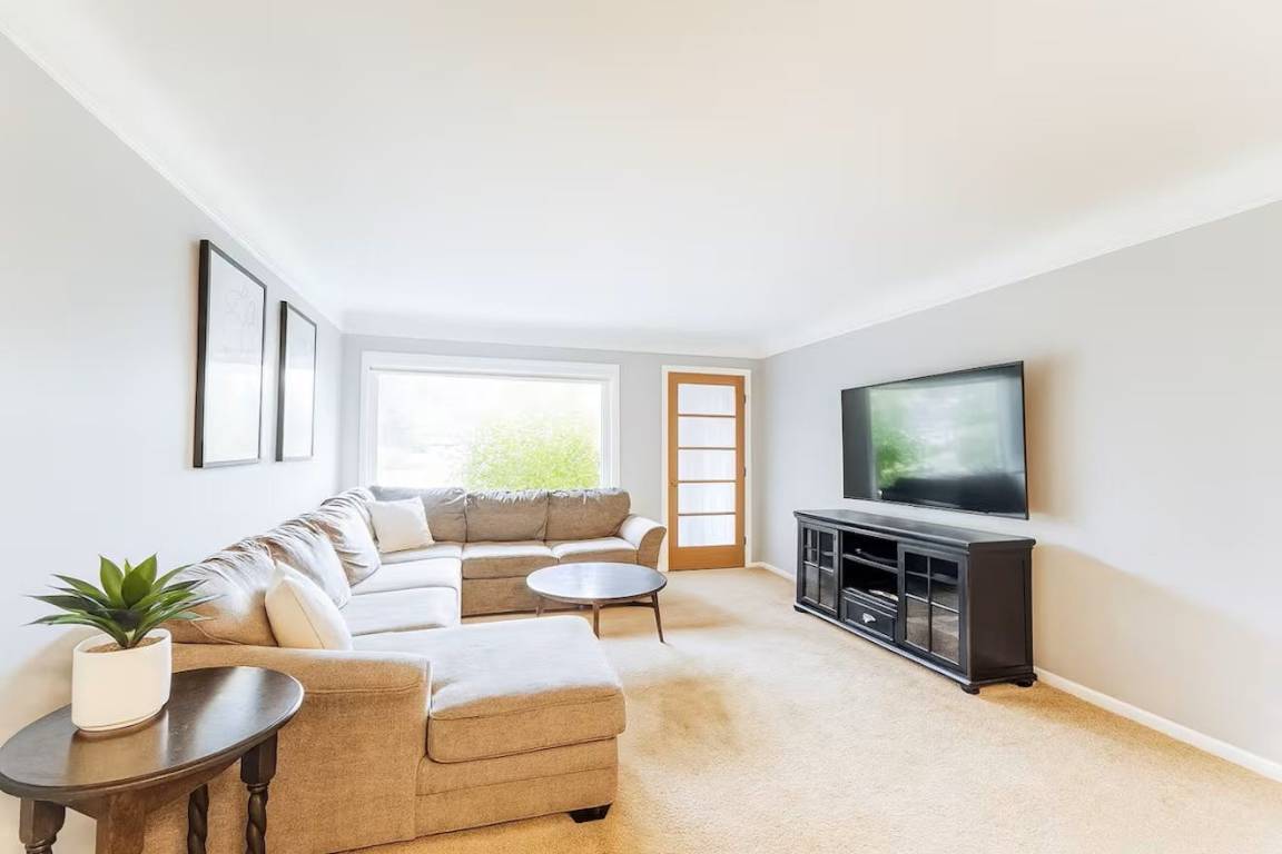 House ∙ 3 Bedrooms ∙ 4 Guests - Shaker Heights, OH
