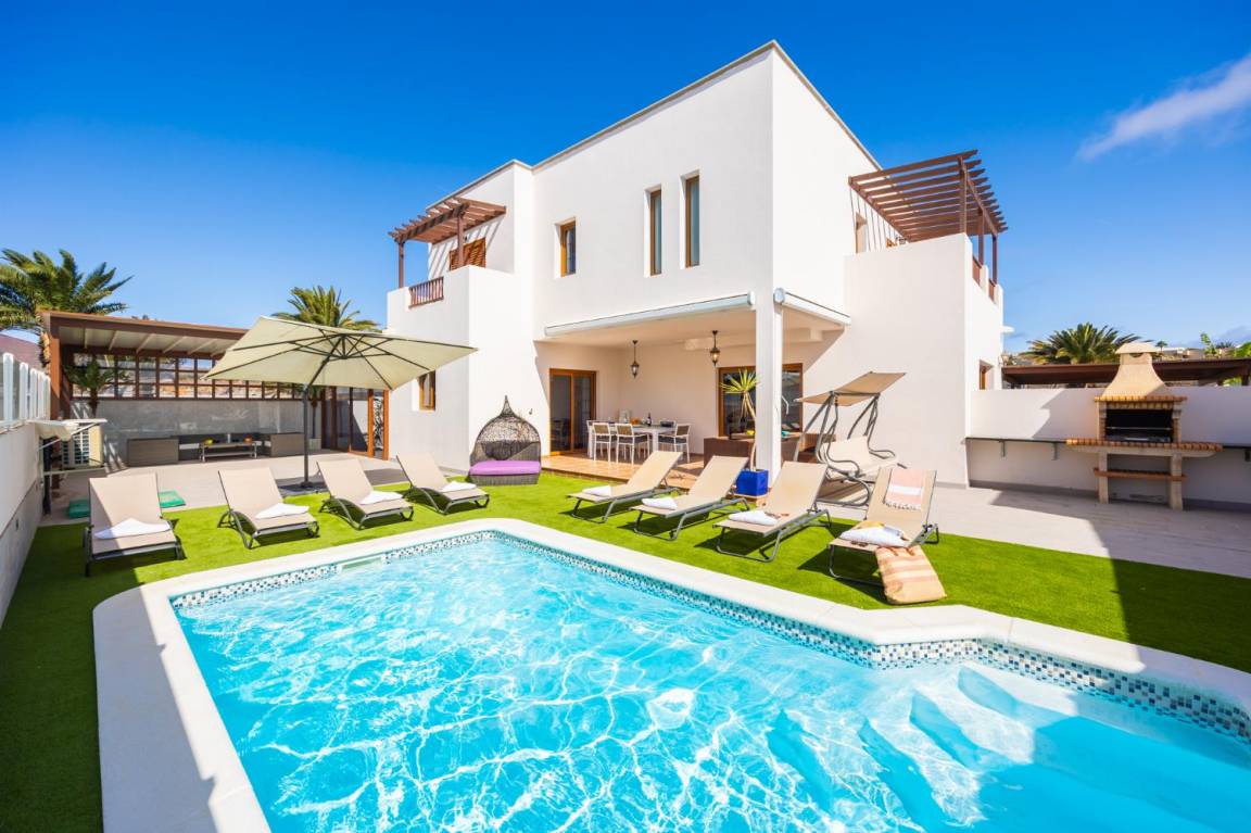 250 M² Villa ∙ 4 Bedrooms ∙ 8 Guests - Costa Teguise