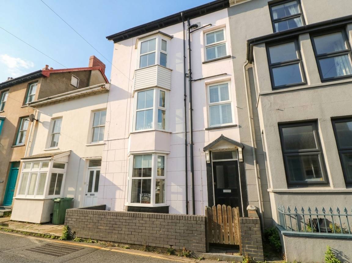 Cottage ∙ 4 Bedrooms ∙ 10 Guests - Borth