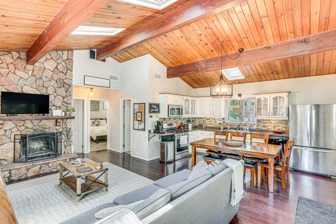 160 M² House ∙ 4 Bedrooms ∙ 12 Guests - Crestline, CA