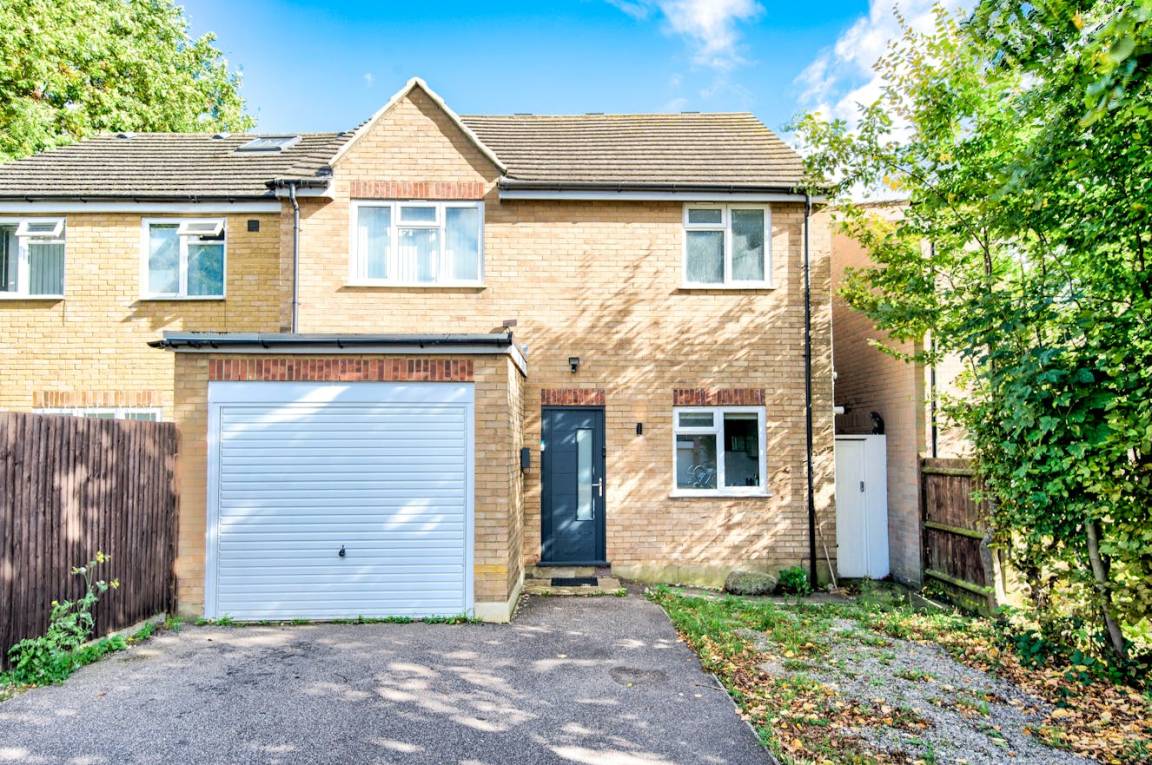 100 M² House ∙ 4 Bedrooms ∙ 10 Guests - Edgware