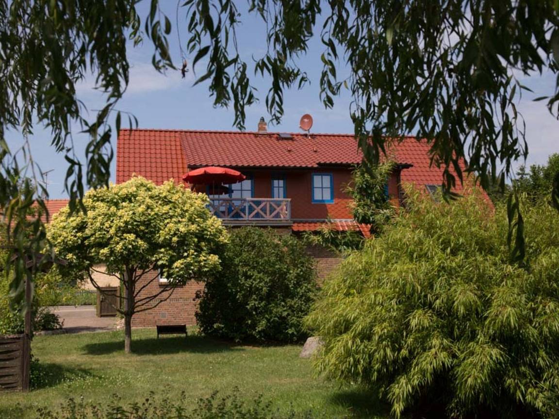 120 M² Ferienwohnung ∙ 2 Schlafzimmer ∙ 4 Gäste - Neustrelitz
