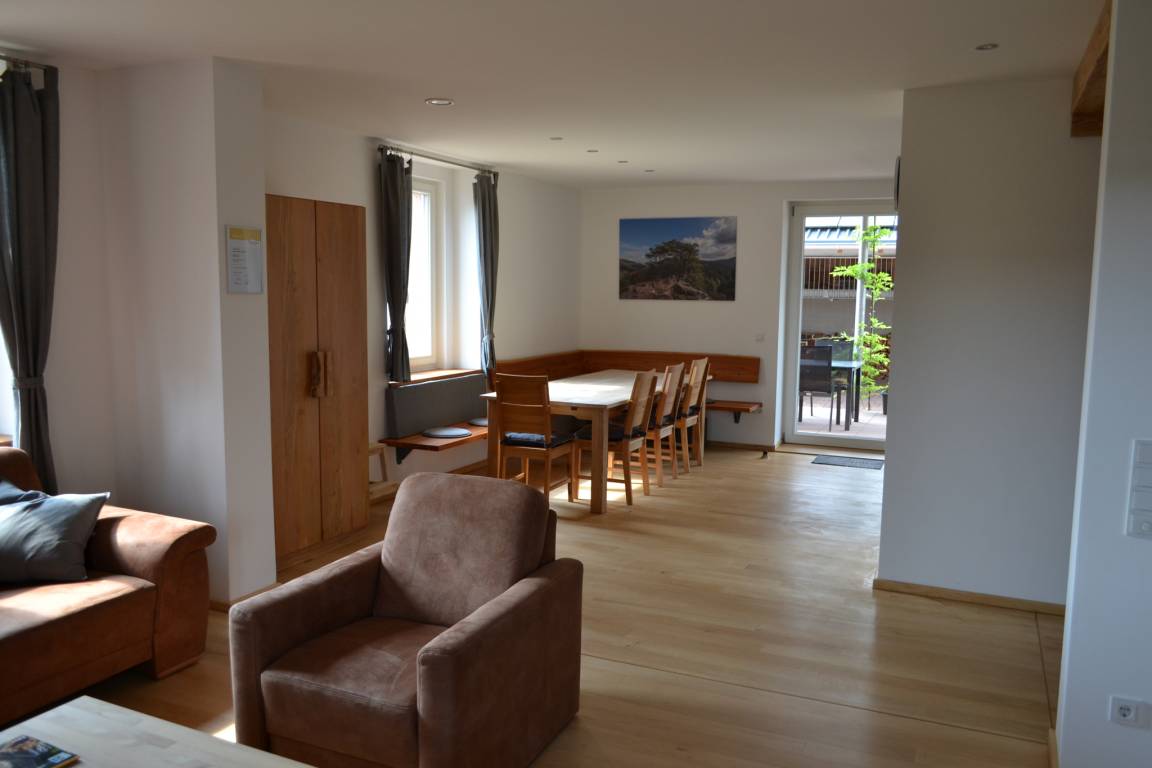 180 M² Ferienwohnung ∙ 4 Schlafzimmer ∙ 8 Gäste - Pirmasens