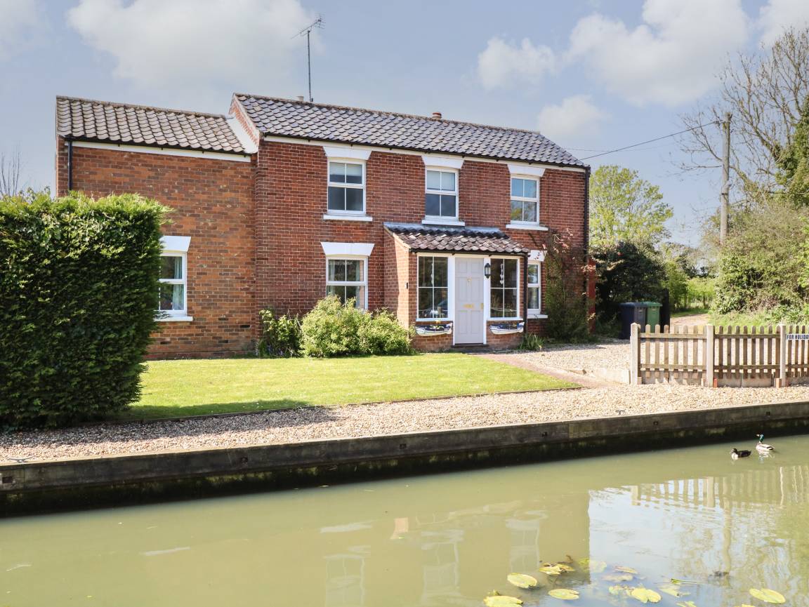 Cottage ∙ 4 Bedrooms ∙ 8 Guests - Wroxham