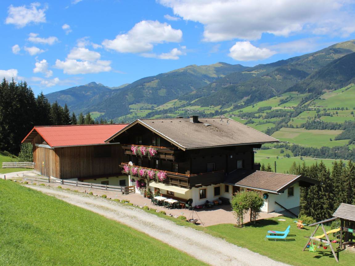350 M² Ferienhaus ∙ 9 Schlafzimmer ∙ 24 Gäste - Uttendorf