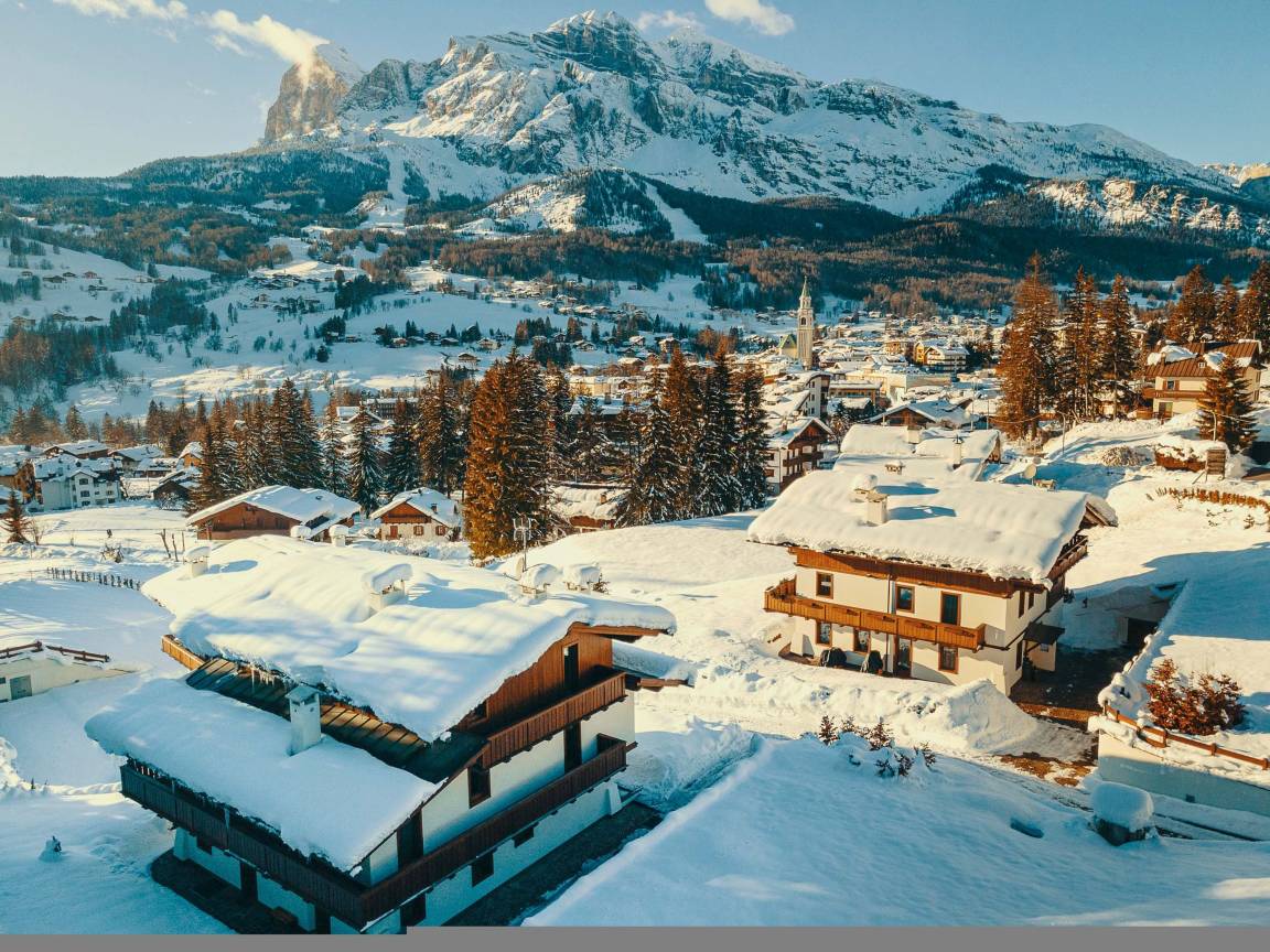 897 M² Villa ∙ 6 Bedrooms ∙ 12 Guests - Cortina d'Ampezzo